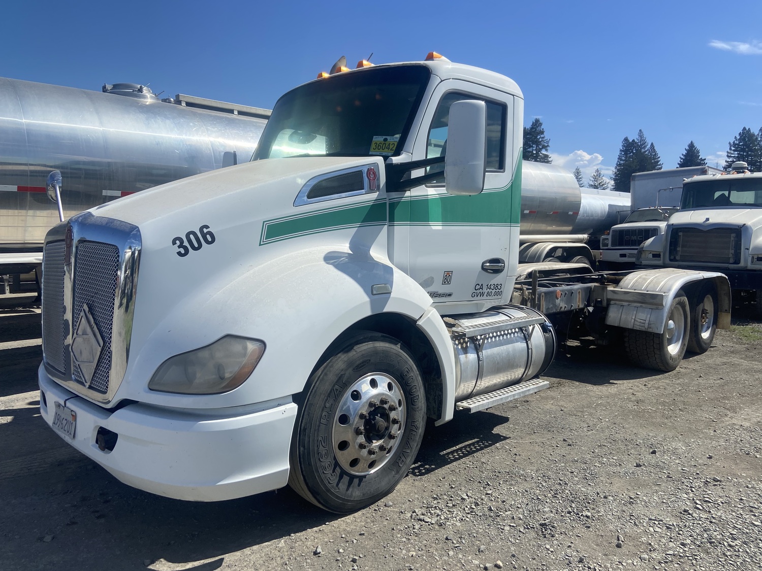 2015 KENWORTH T680 3-AXLE CAB & CHASSIS