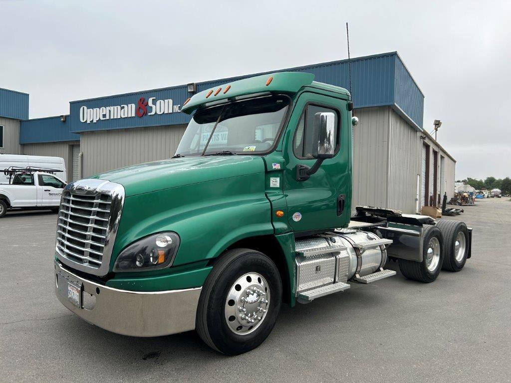 2015 FREIGHTLINER CASCADIA 3-AXLE DAY CAB TRACTOR