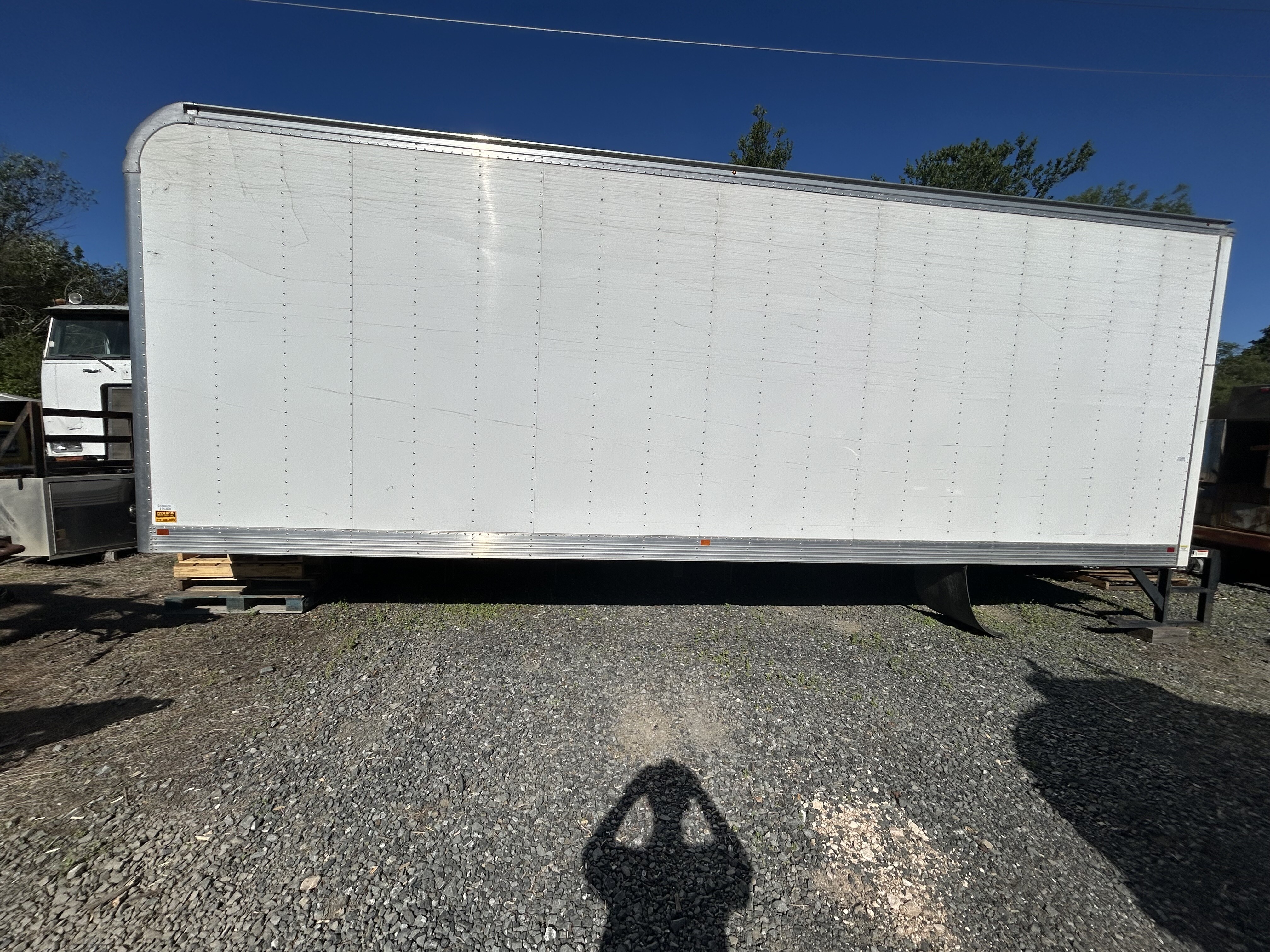 METRO TRUCK BODY 26' VAN BODY