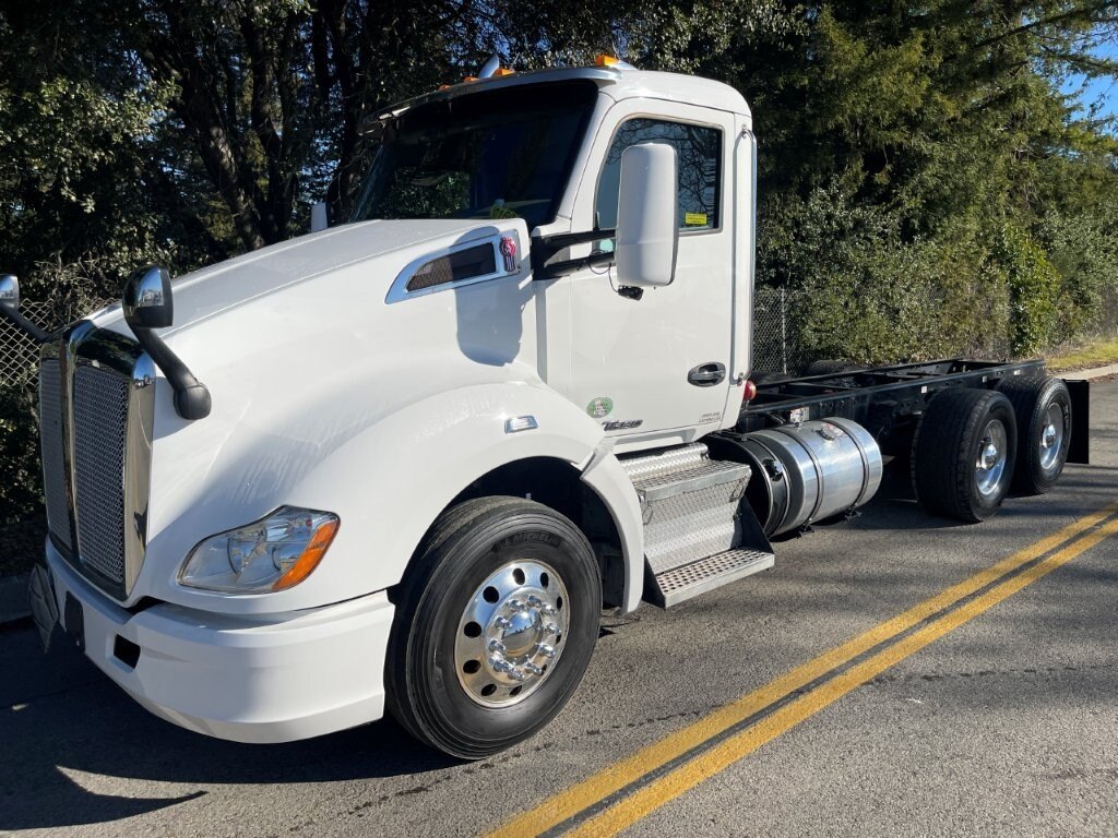 2019 KENWORTH T680 3-AXLE CAB & CHASSIS