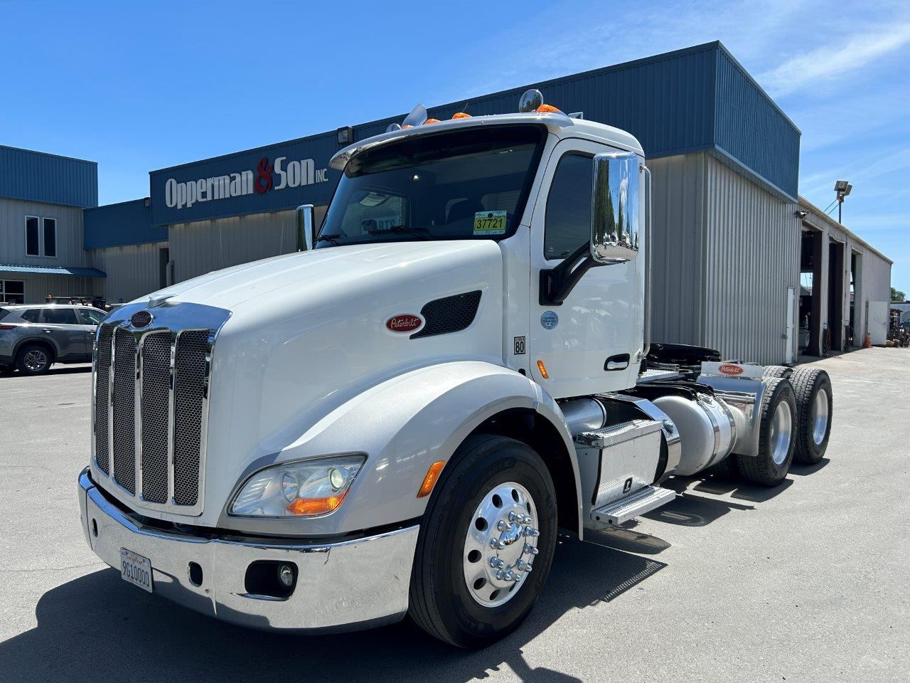 2016 PETERBILT 579 3-AXLE DAY CAB TRACTOR W/ PUMP SYSTEM