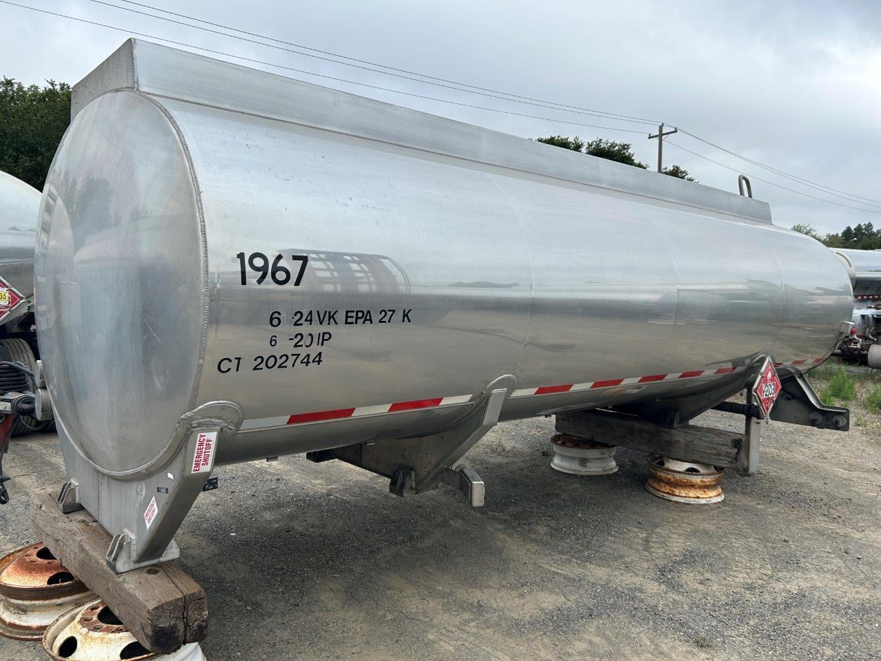 2002 BEALL 4500 GALLON SINGLE COMPARTMENT ALUMINUM BODY MOUNT TANK