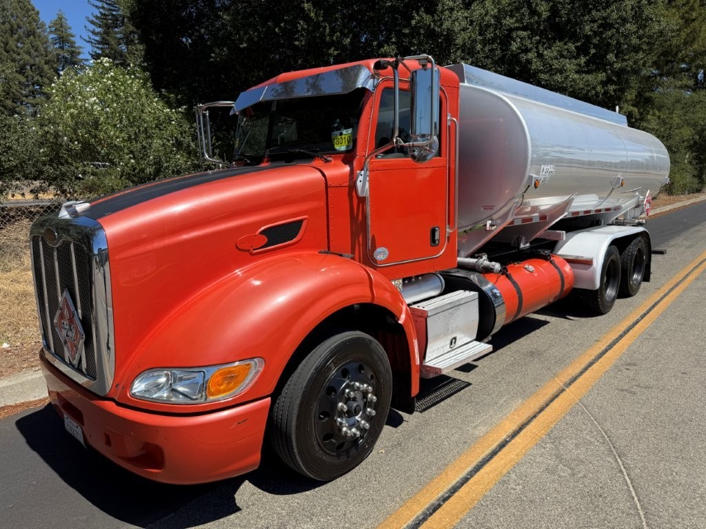 2013 PETERBILT 384 4500 GALLON SINGLE COMPARTMENT 3-AXLE TANK TRUCK