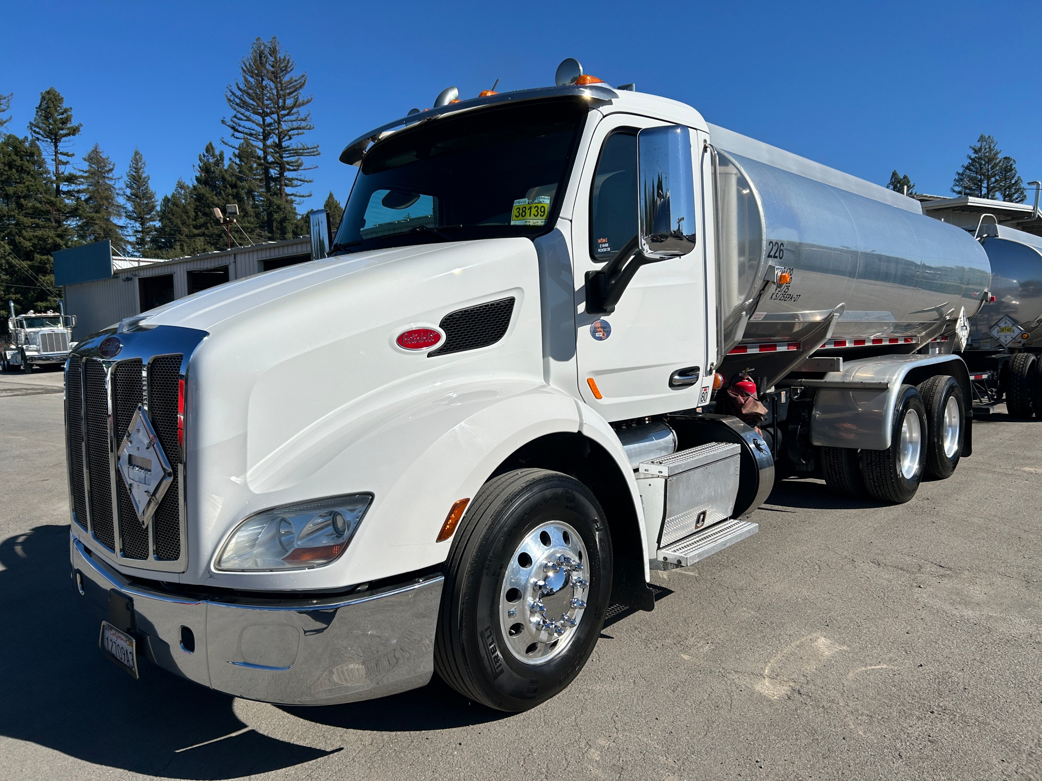 2020 PETERBILT 579 4500 GALLON SINGLE COMPARTMENT 3-AXLE BULK TANK TRUCK